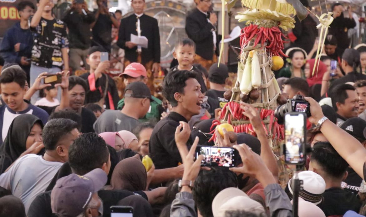 Grebeg Suro di Ponorogo, Ribuan Orang Saksikan Kirab Pusaka hingga ...