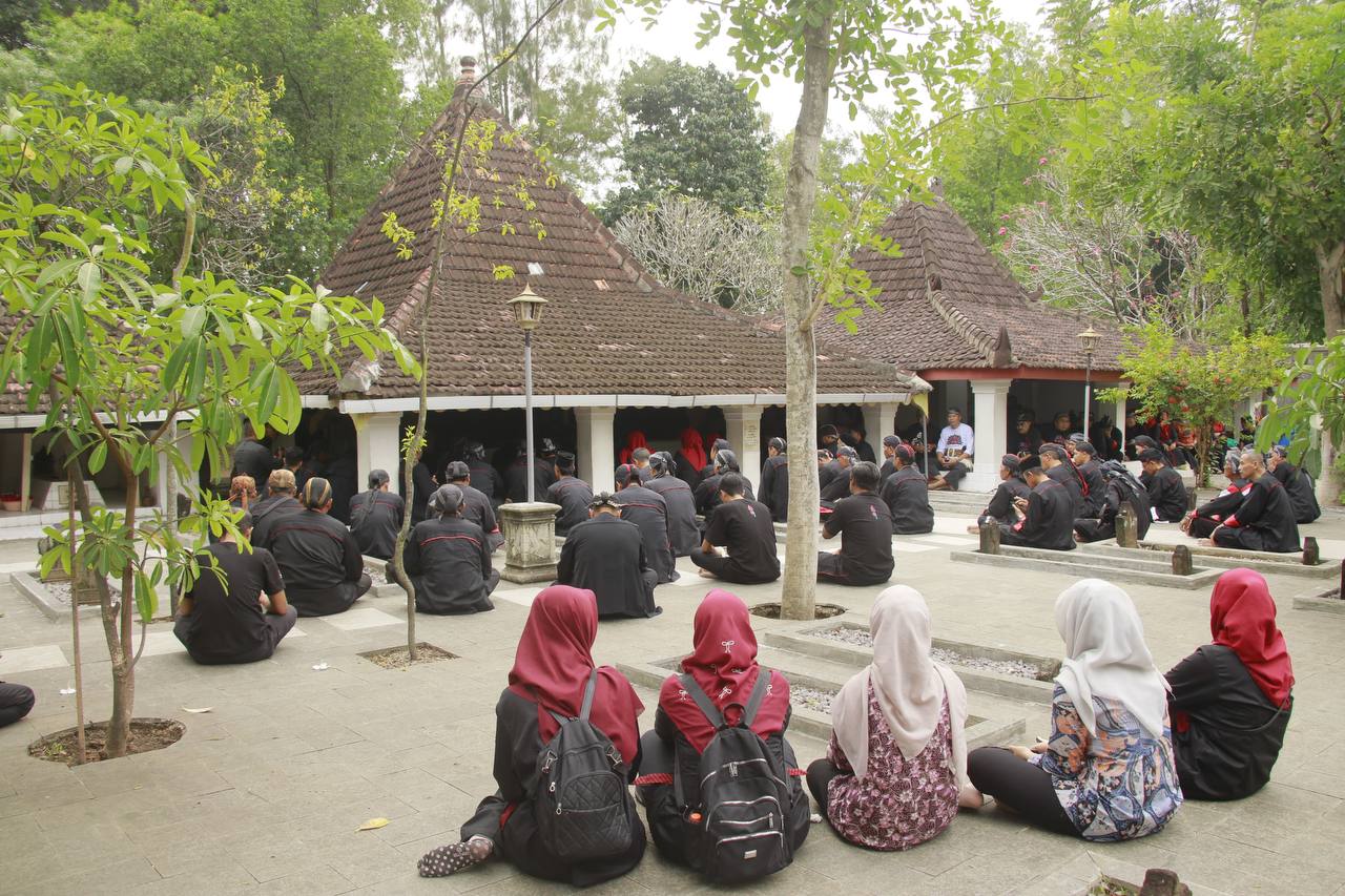 Punya 10 Pelataran, Seluas 4 Hektare, Ada Makam Batoro Katong, Patih ...