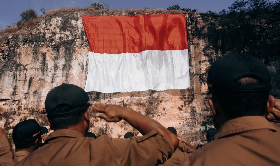 Merah Putih “Raksasa” Berkibar di Tebing Monumen Reog Ponorogo Pada HUT ...