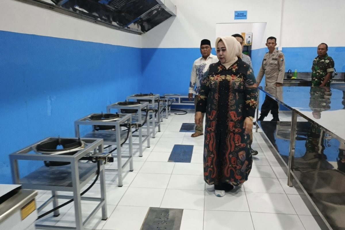Resmikan Dapur SPPG, Lisdyarita Juga Berhitung Manfaat Ekonomi dan ...
